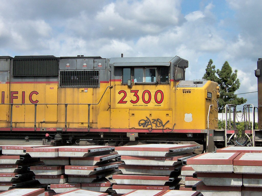 UP 2300 front end side view